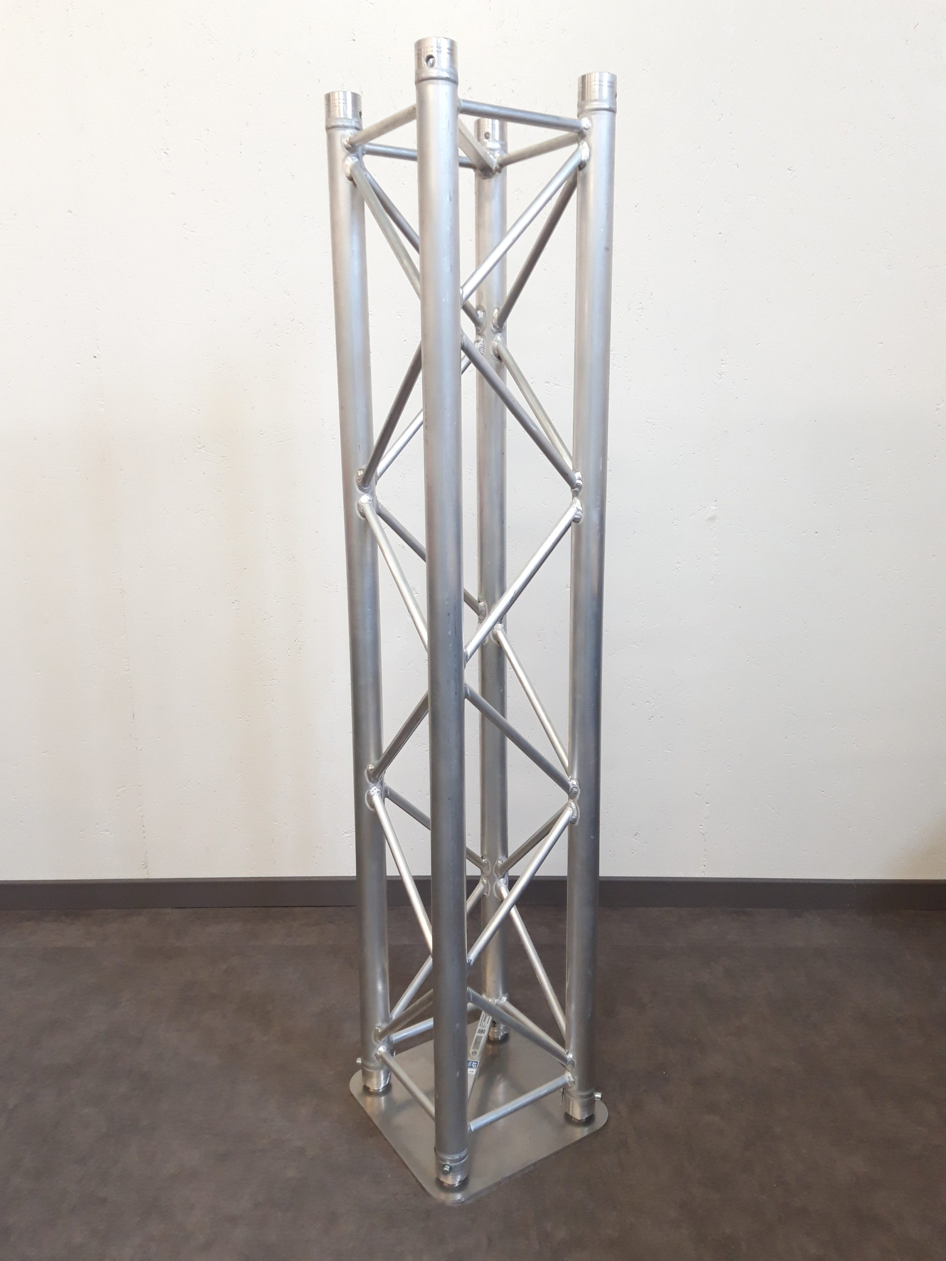 Totem structure carrée H30 - 1.50m - APMAC Nouvelle-Aquitaine